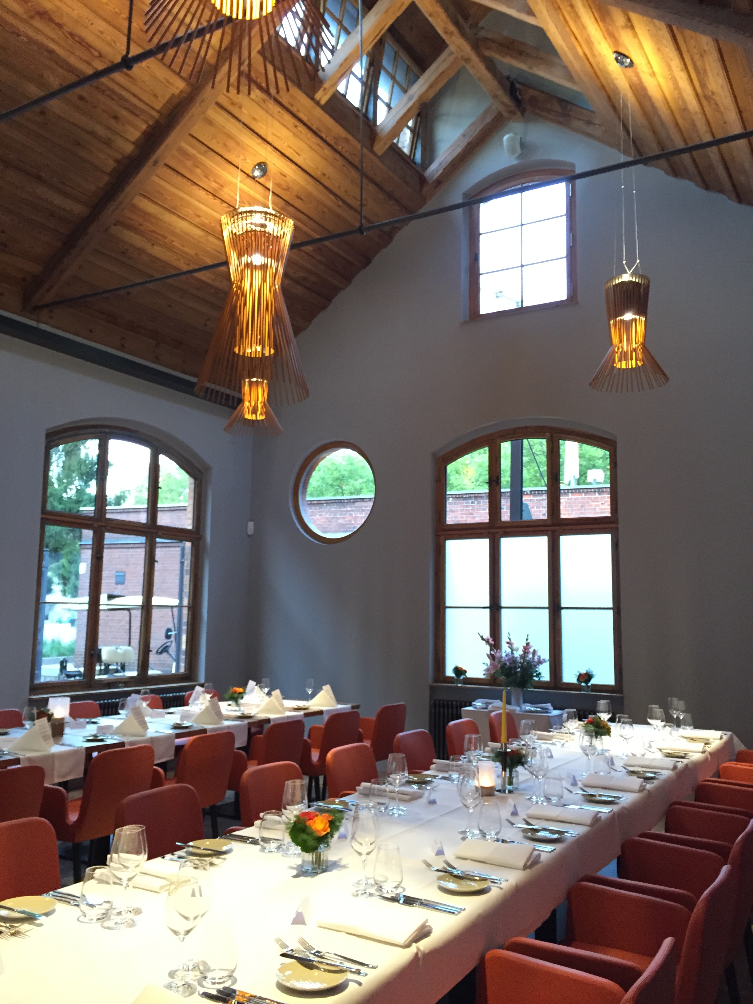 bestuhlung-blick auf den hochzeitstisch und dachstuhl ...